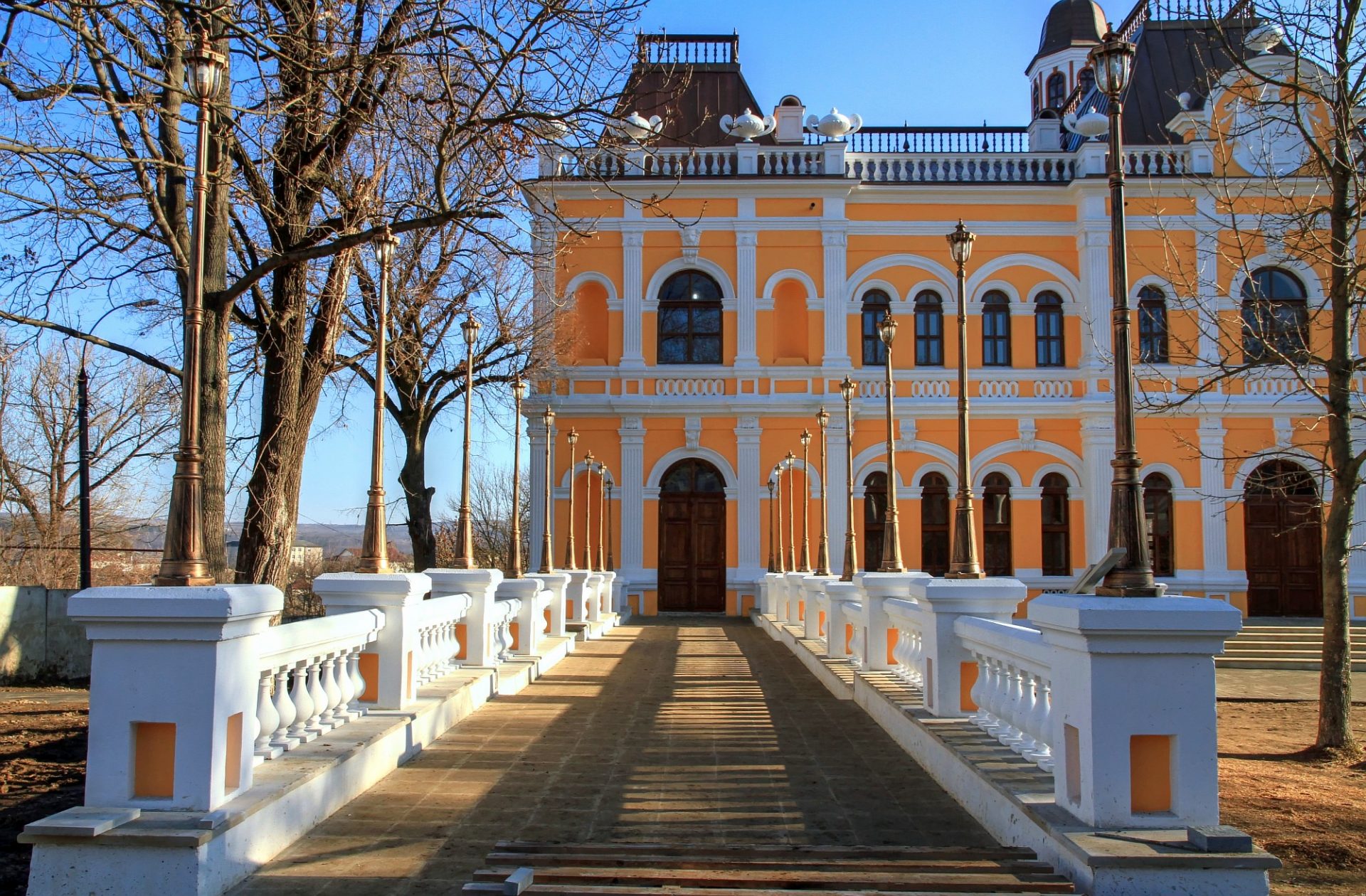 File din istoria Basarabiei: Conacul lui Manuc Bey de la Hîncești ...