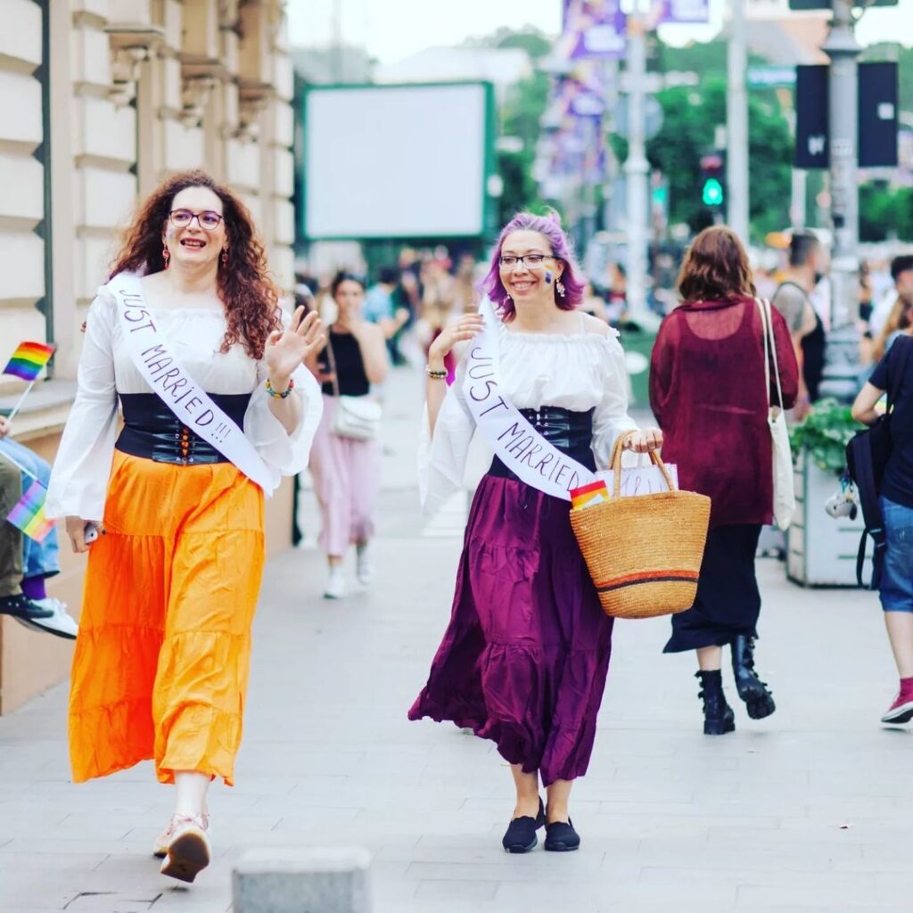 Eveniment istoric în România: Prima căsătorie gay, între o femeie și un ...