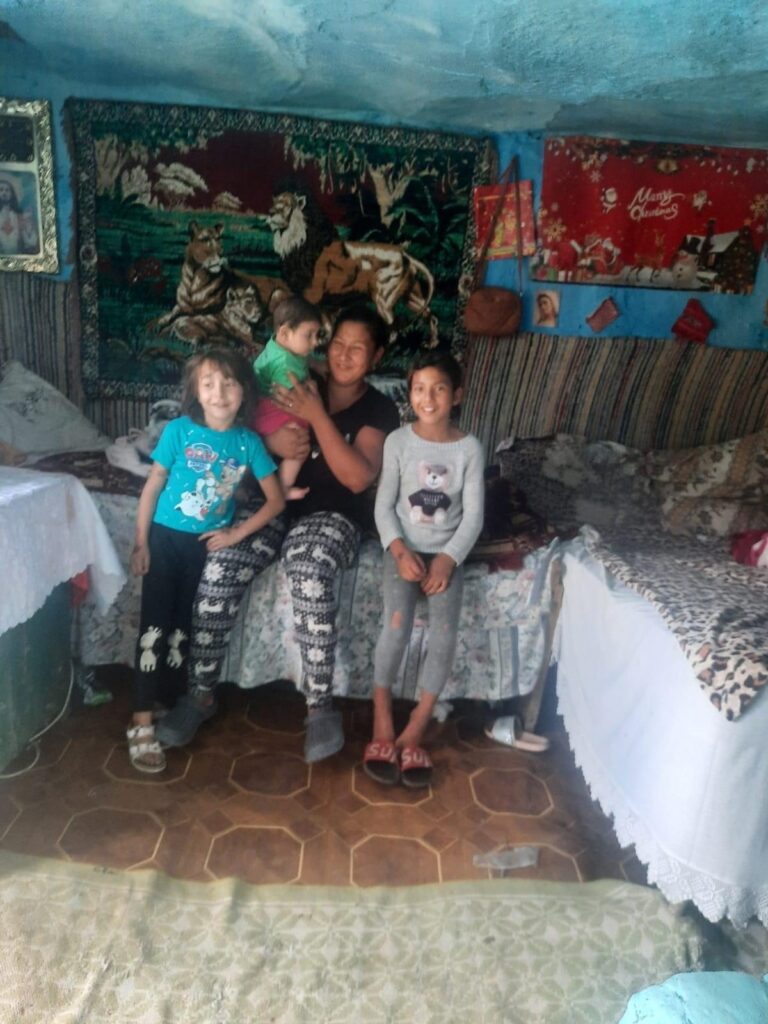 O familie cu patru copii din judetul Iasi traiesc in conditii greu de ...