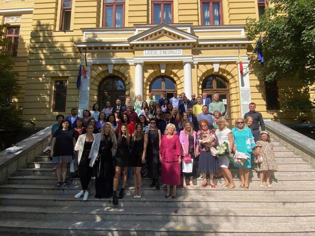 Una dintre cele mai valoroase promoții de la Colegiul Național ...