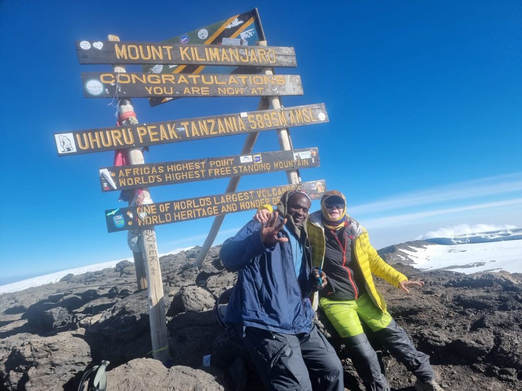 La 72 de ani, o doctoriță din Iași a cucerit Kilimanjaro - 7est.ro - Cotidian de știri, anchete ...